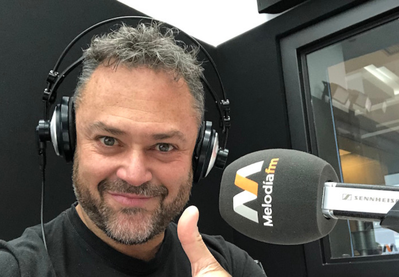 ENTREVISTA EN MELODÍA FM - KARLOS SIMÓN